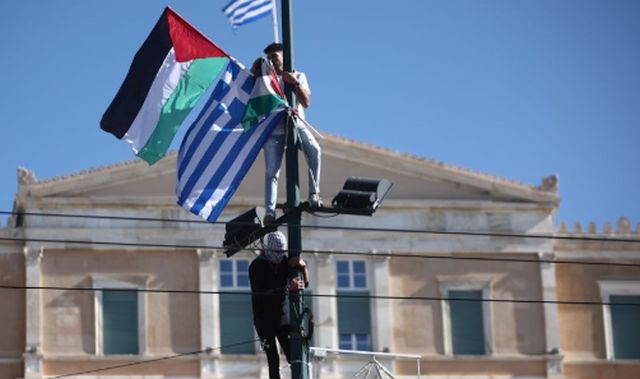 Συνελήφθη ο Παλαιστίνιος που κατέβασε ελληνική σημαία και ύψωσε ...
