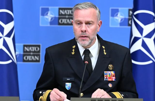 Ναύαρχος Ρομπ Μπάουερ (ΝΑΤΟ): Οι άμαχοι θα πρέπει να προετοιμαστούν για ...