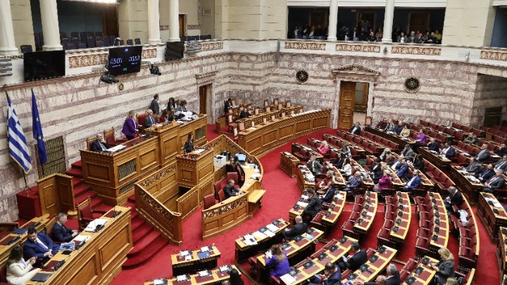 Ομόφυλα ζευγάρια: Υπερψηφίστηκε το νομοσχέδιο για την ισότητα στον γάμο ...